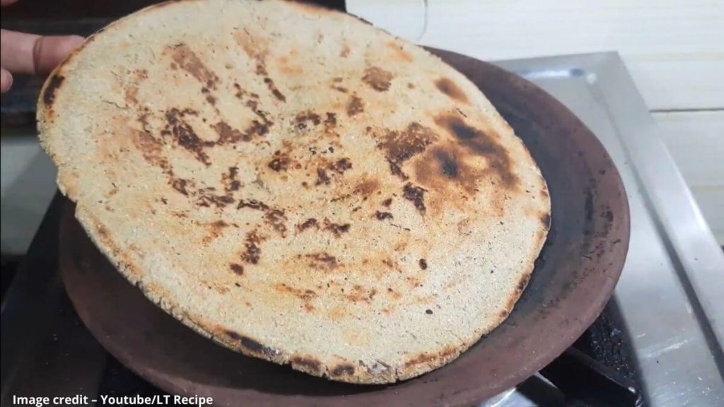 બાજરીના રોટલા બનાવવાની રીત | bajri na rotla banavani rit recipe gujarati